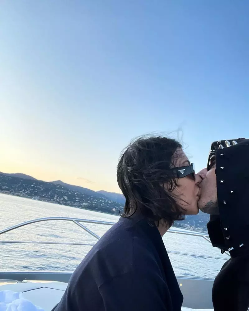 Amanti di Venezia! Kourtney Kardashian e il fidanzato Travis Barker Pack sul palmare in Italia