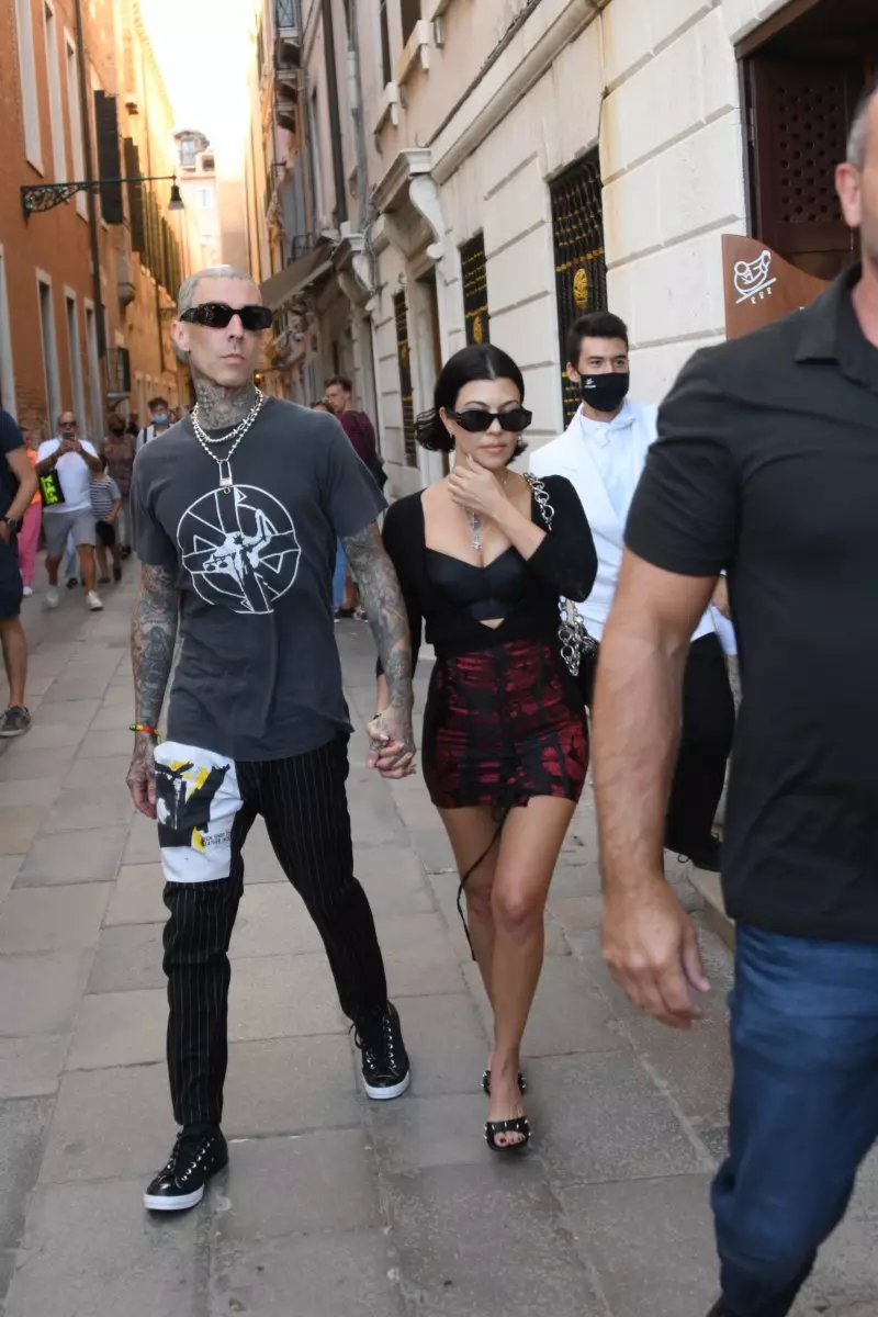 Amanti di Venezia! Kourtney Kardashian e il fidanzato Travis Barker Pack sul palmare in Italia