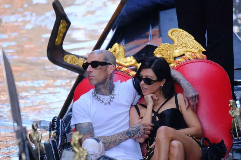 Okonda Venice! Kourtney Kardashian ndi Bwenzi Travis Barker Pack Pa PDA ku Italy