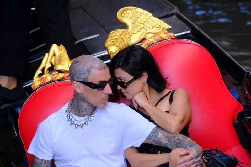 Okonda Venice! Kourtney Kardashian ndi Bwenzi Travis Barker Pack Pa PDA ku Italy