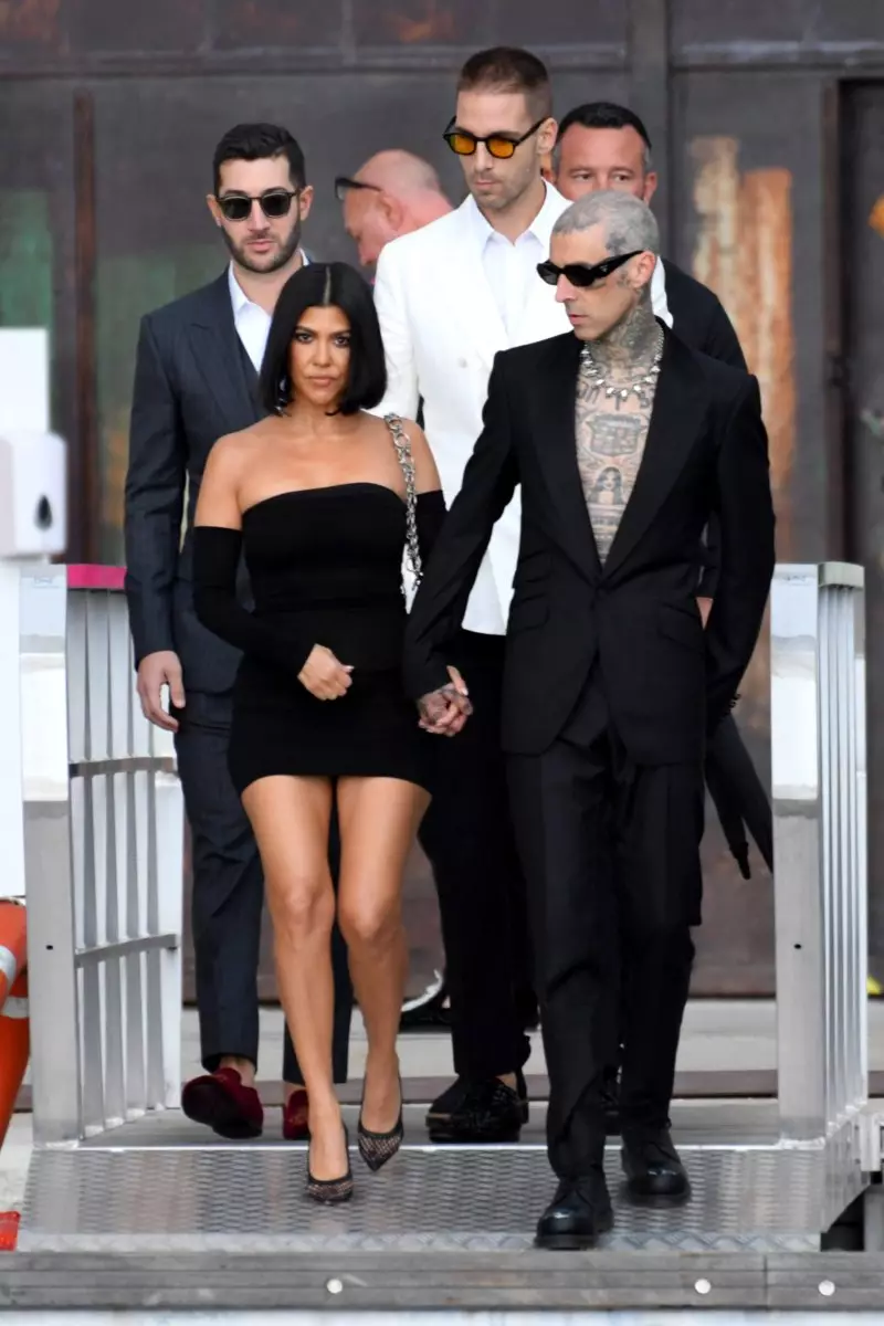 Venesiya həvəskarları! Kourtney Kardashian və Boyfriend Travis Barker Paketi İtaliyada PDA-da