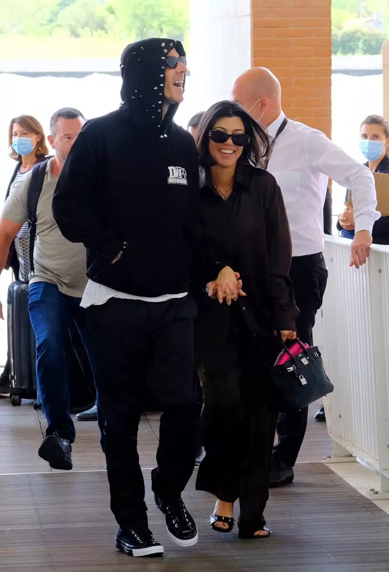 Lovers na Veinéise! Kourtney Kardashian agus Buachaill Travis Barker Pack Ar an PDA san Iodáil