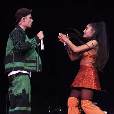 Ariana Grande amb un vestit vermell amb Justin Bieber de verd a coachella