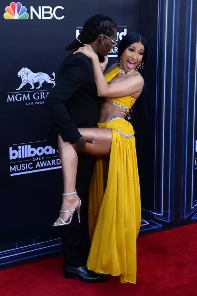 Cardi B vestindo un vestido amarelo con offset