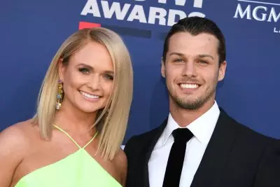 Miranda Lambert portant une robe verte avec Brendan McLoughlin