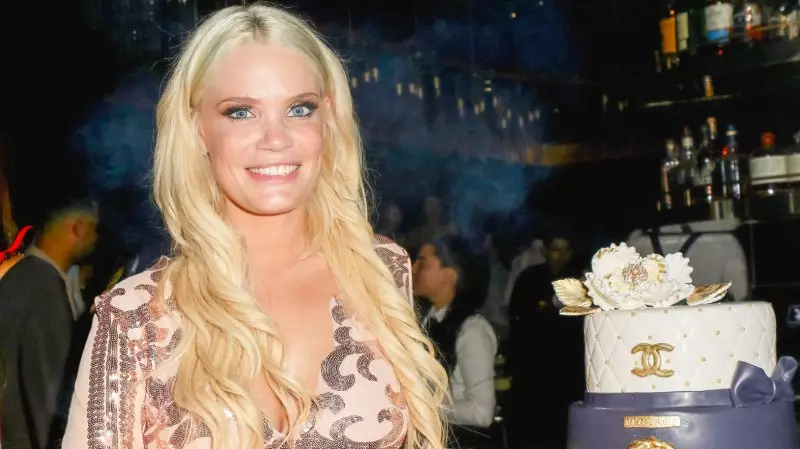 Ashley Martson porte une robe rose