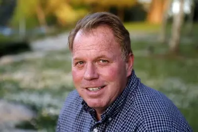 Headshot του Thomas Markle Jr. με μπλε κουμπί