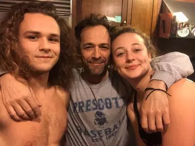 Penghormatan Anak Perempuan Luke Perry Sophie Suatu ketika dahulu dalam Tayangan Perdana Hollywood