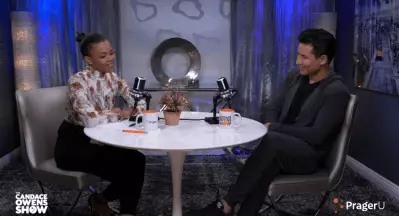 Candace Owens sitzt mit Mario Lopez zusammen