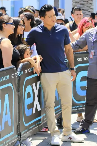 Mario Lopez indossa una camicia blu con pantaloni kaki al di fuori del set extra