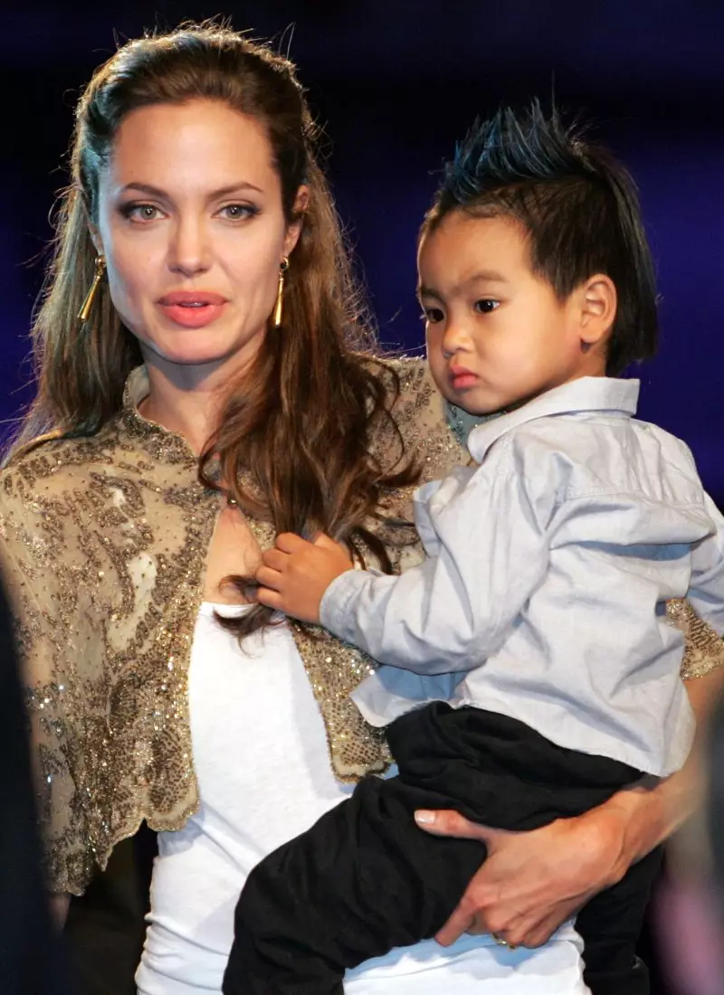 Angelina Jolie che trasporta Maddox Jolie Pitt