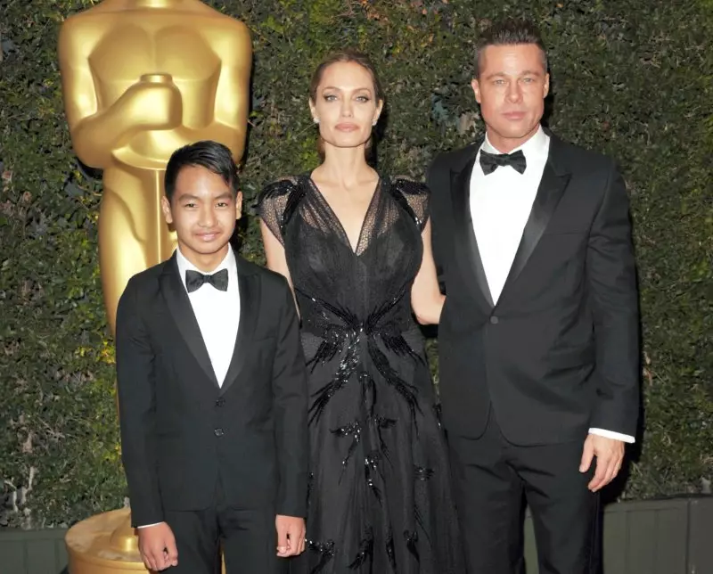 Angelina và Brad Pitt mặc đồ đen với Maddox
