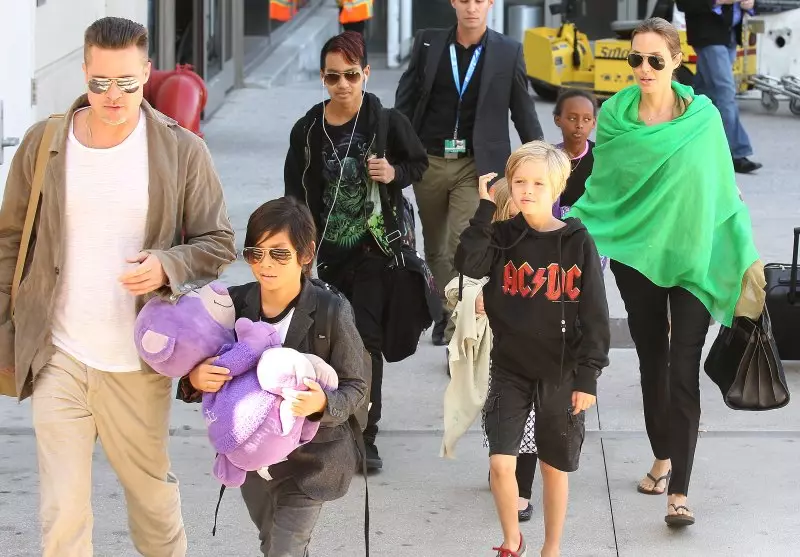 Brad Pitt con alcuni dei suoi figli