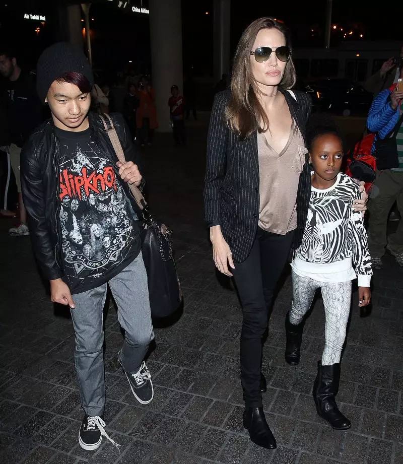 Angelina Jolie Naglalakad kasama sina Maddox at Zahara