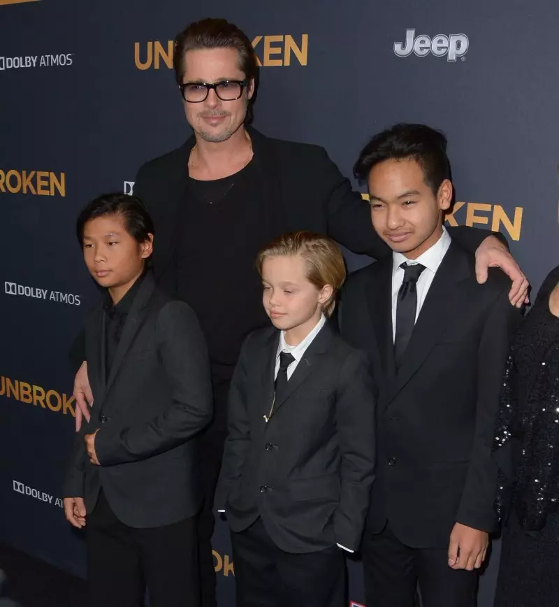 Maddox sa svojom braćom i sestrama i Brad Pitt