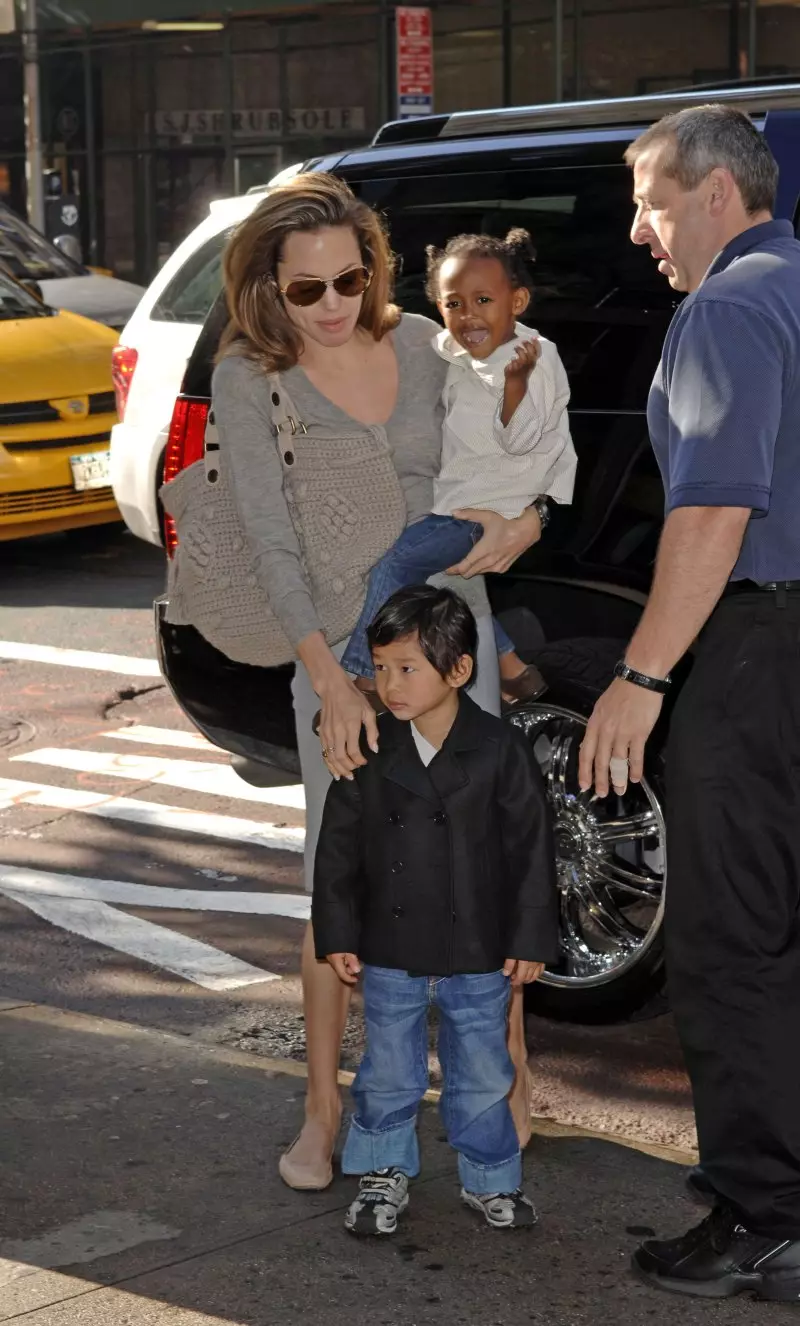 Angelina Jolie Carrying Maddox i Zahara