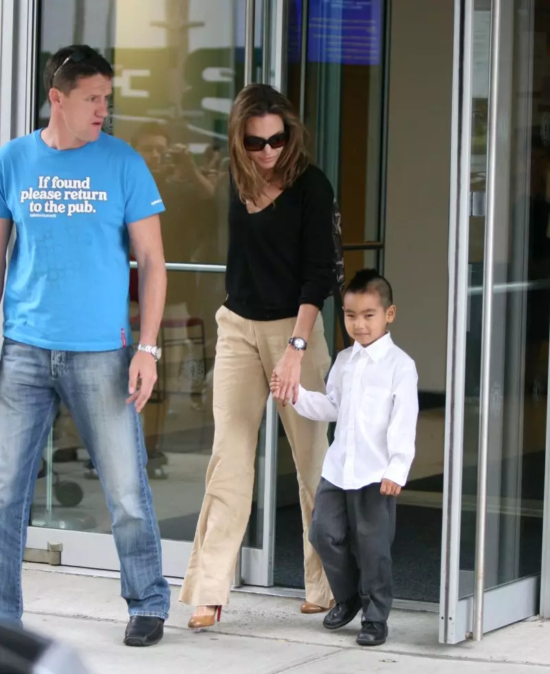 Maddox Dengan Angelina Jolie Memegang Tangannya