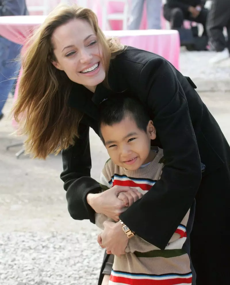 Angelina Jolie omhels Maddox