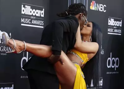 Cardi B indossa un vestito giallo con offset in uno smoking