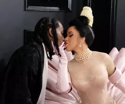 Cardi B Kissing Offset ໂດຍໃຊ້ລີ້ນຂອງເຂົາເຈົ້າ