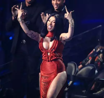 Cardi B przyjmuje nagrodę VMA Best Hip Hop Award 2019