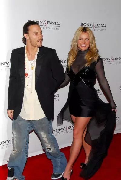 Kevin Federline trägt Jeans mit einem weißen T-Shirt und geht mit Britney Spears in einem schwarzen Kleid bei einer Veranstaltung spazieren