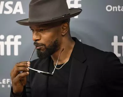 jamie foxx näyttää näppärältä täysin mustassa puvussa ja harmaassa hatussa Toronton kansainvälisellä elokuvafestivaaleilla 2019