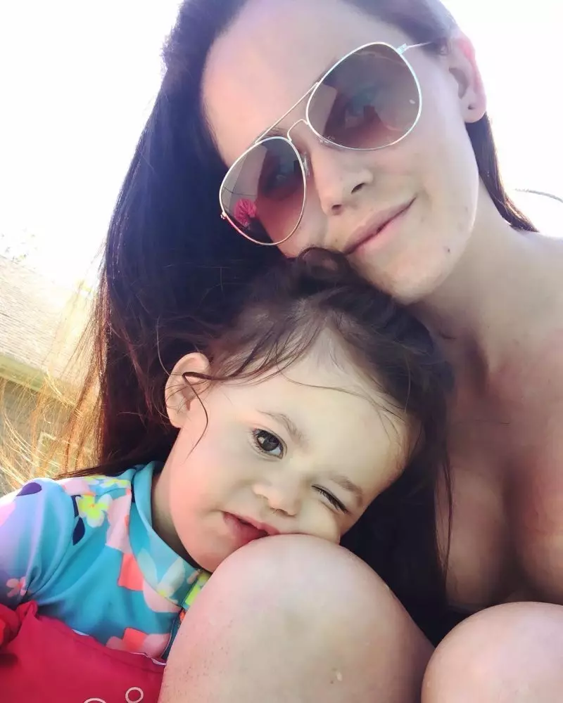 Jenelle Evansi kuulujutud raseduse kohta naljatledes Spanxiga