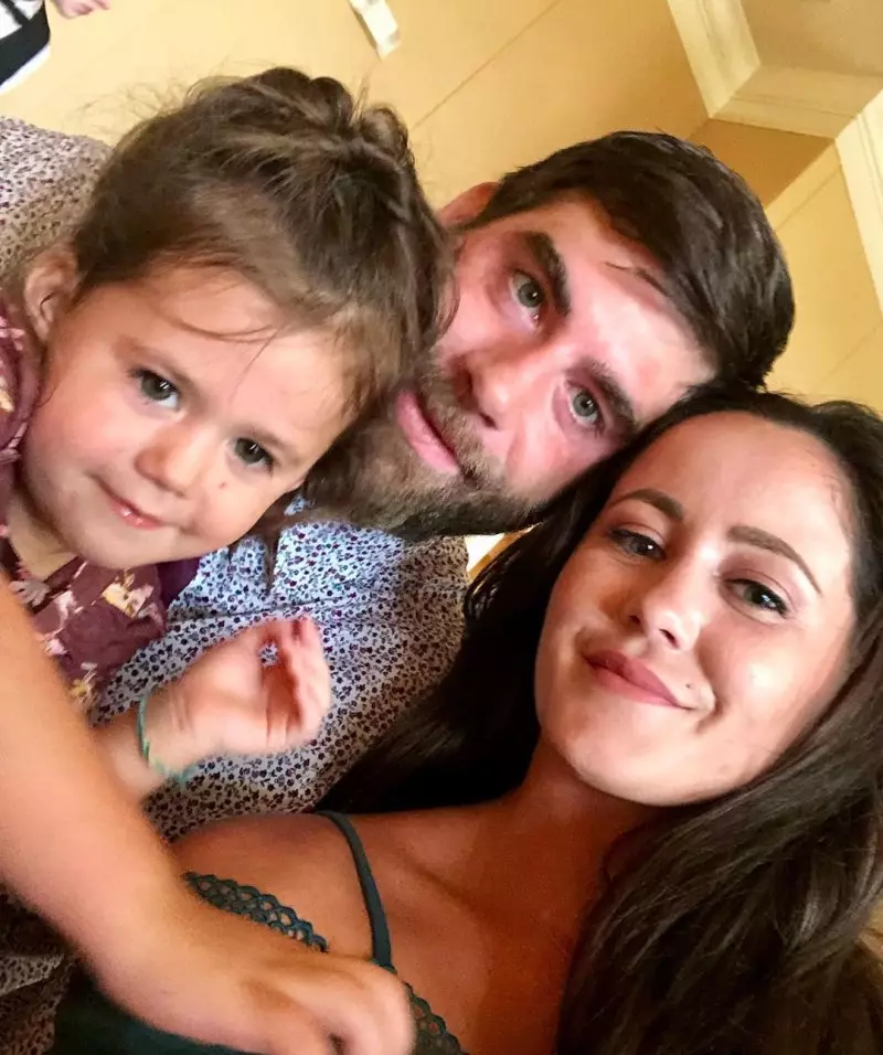 Rumors d'embaràs de Jenelle Evans fent broma Spanx