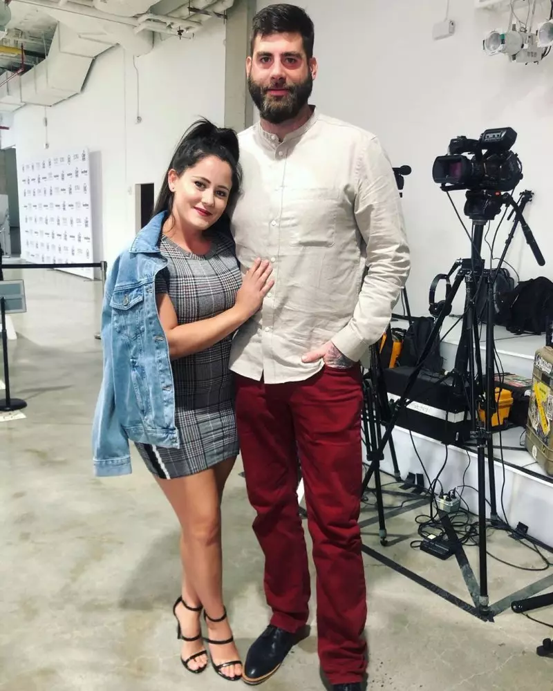 Rumors d'embaràs de Jenelle Evans fent broma Spanx