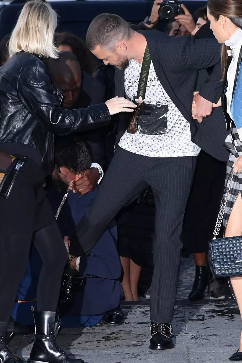 Justin Timberlake ayaa la tacaalaya taageere Louis Vuitton Show Jessica Biel