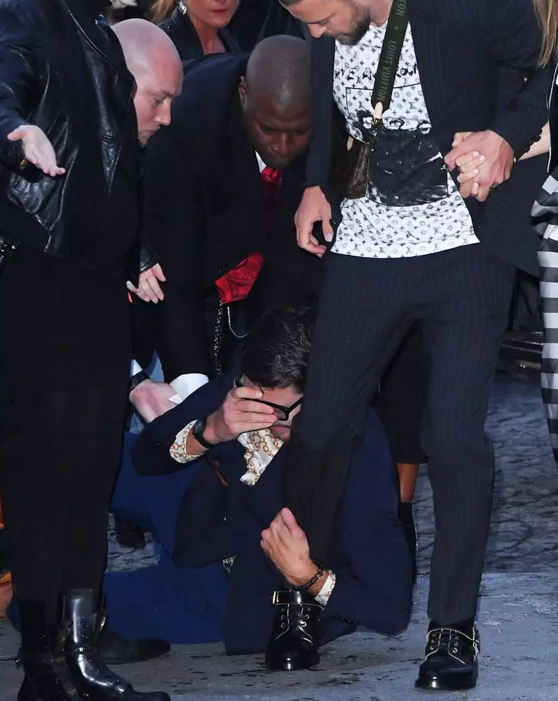 Жастин Тимберлейк Louis Vuitton шоуны шүтэн бишрэгч Жессика Билтэй тулгарсан