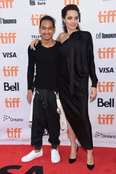 انجلینا جولی میڈڈوکس کے ساتھ سیاہ لباس پہنے ہوئے ہیں۔