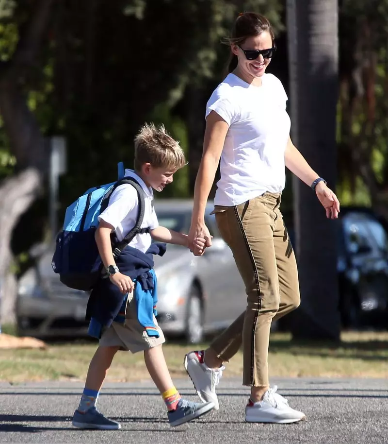 Jennifer Garner Son Samuel은 심부름을 할 때 일치하는 의상을 입습니다.