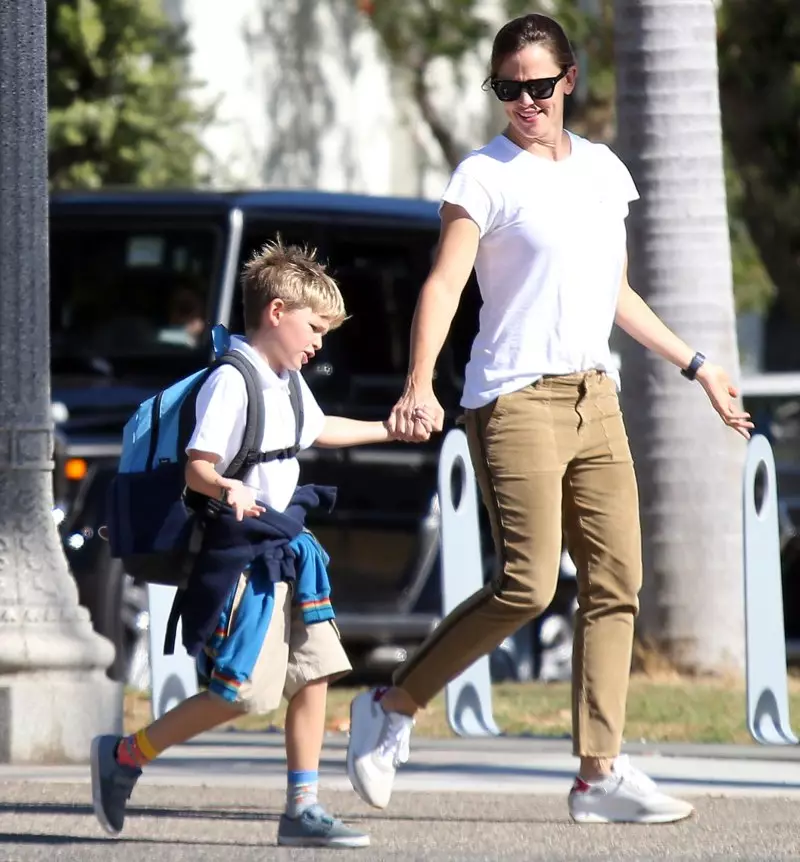 Si Jennifer Garner nga Anak nga si Samuel Nagsul-ob og Matching Outfits Samtang Nagdagan