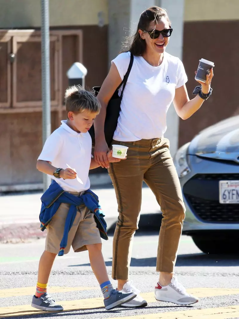 Jennifer Garner Son Samuel은 심부름을 할 때 일치하는 의상을 입습니다.