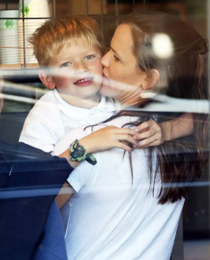 Jennifer Garner Son Samuel은 심부름을 할 때 일치하는 의상을 입습니다.