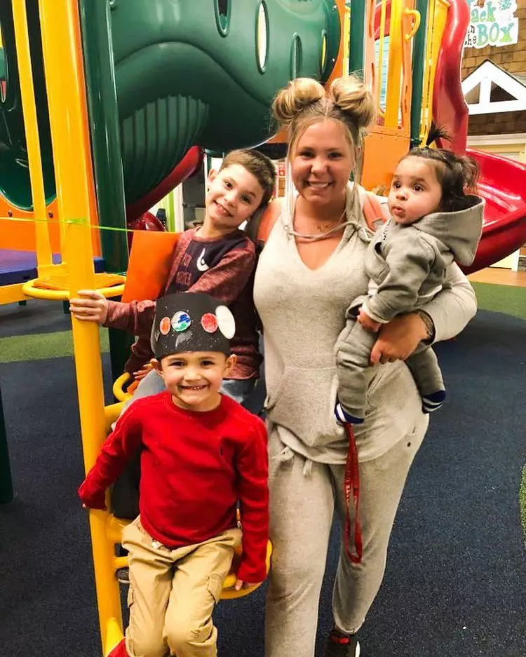 Kailyn Lowry hält ihre Kinder