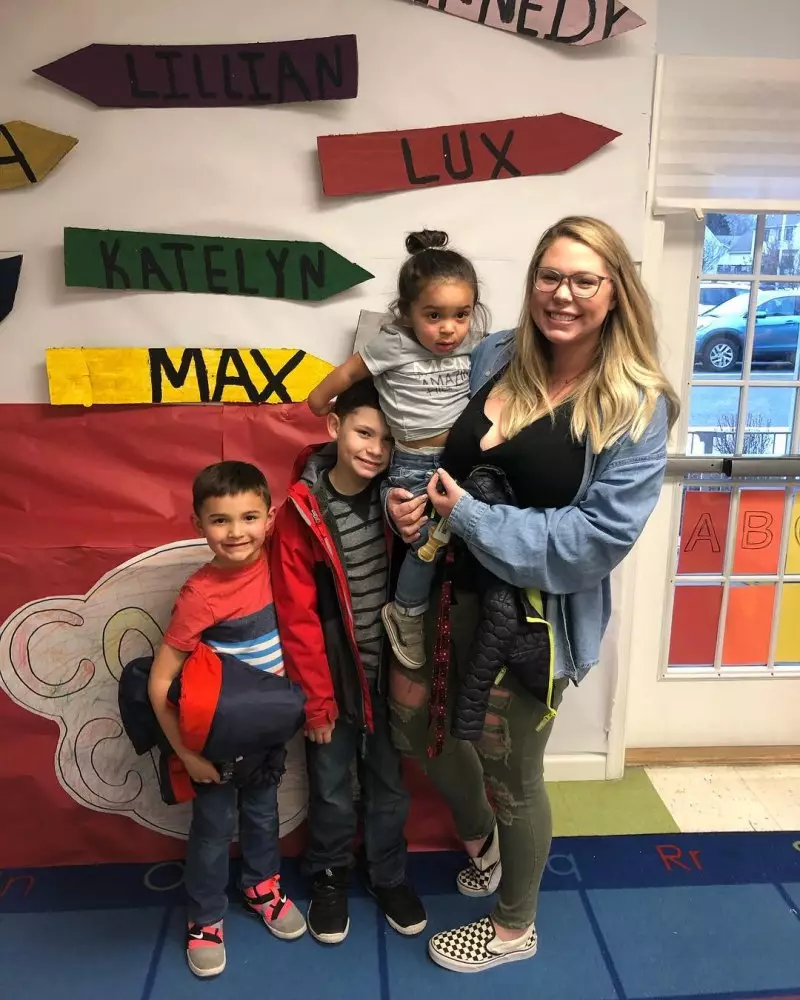 Kailyn Lowry med sine børn i skolen