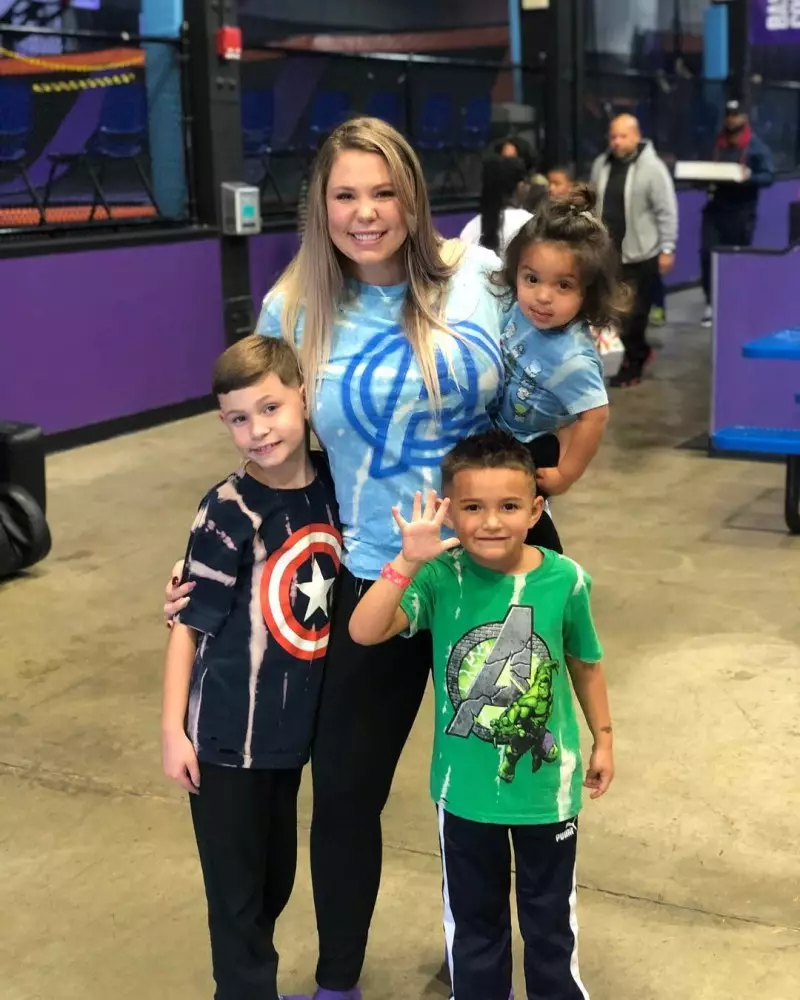 Kailyn Lowry ඇගේ දරුවන් අල්ලාගෙන