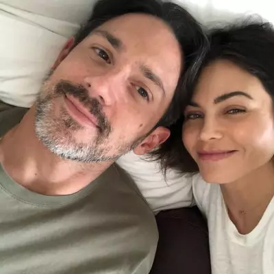 Steve Kazee és Jenna Dewan szelfit készítenek az ágyban