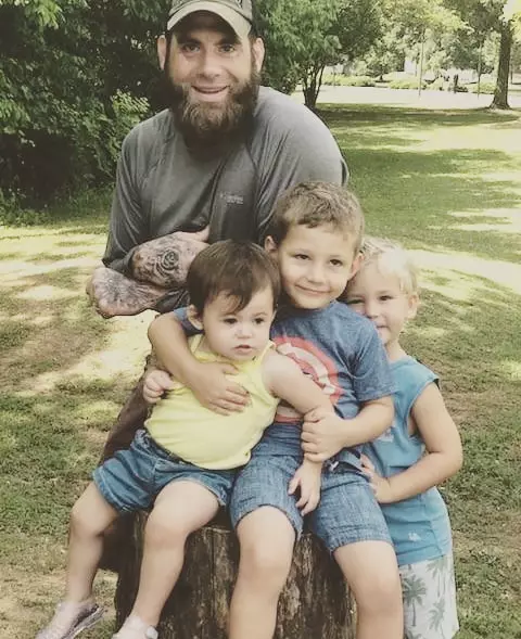 大衛·伊森 (David Eason) 發布關於結婚戒指離婚 Jenelle 的帖子