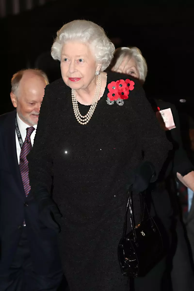 a rainha elizabeth usou um conjunto todo preto para o festival de recordação de 2019