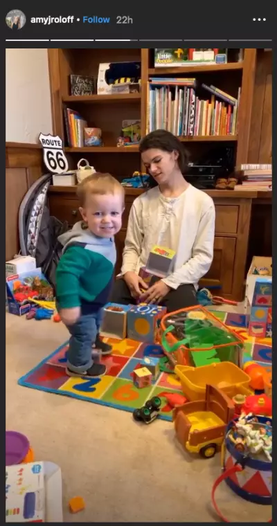 jackson y jacob roloff jugando con bloques juntos