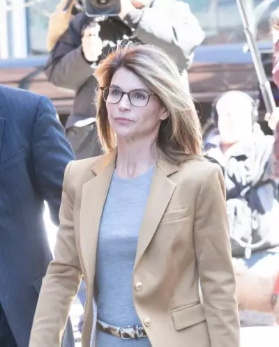 Lori Loughlin entrando a la corte