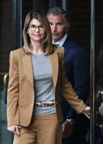 Lori Loughlin í brúnum jakkafötum