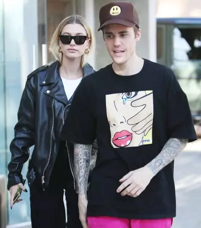 Hailey Baldwin Bieber, con gafas de sol y motocicleta y Justin Bieber usa camiseta DREW y gorra de béisbol