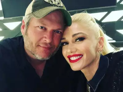 Gwen Stefani dan Blake Shelton Berpelukan dalam Selfie Comel