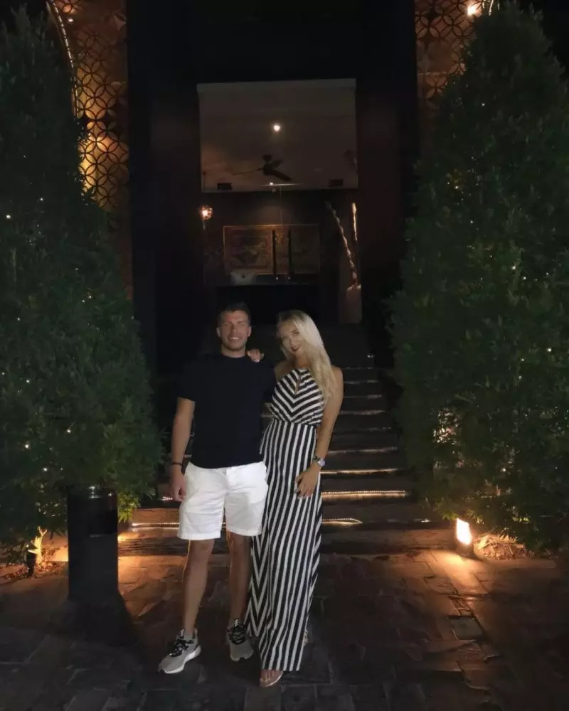 L-imħabba tinsab fl-arja! Ara l-Pakkett ta' '90 Day Fiance' Koppji Li Għadhom Flimkien fuq PDA — Pics