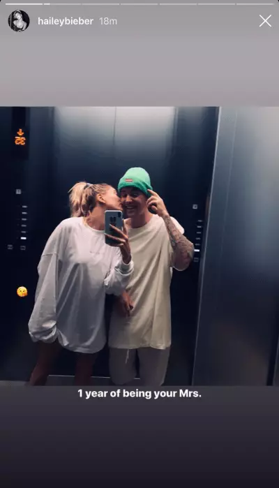 Hailey Baldwin praznuje obletnico z Justinom Bieberjem